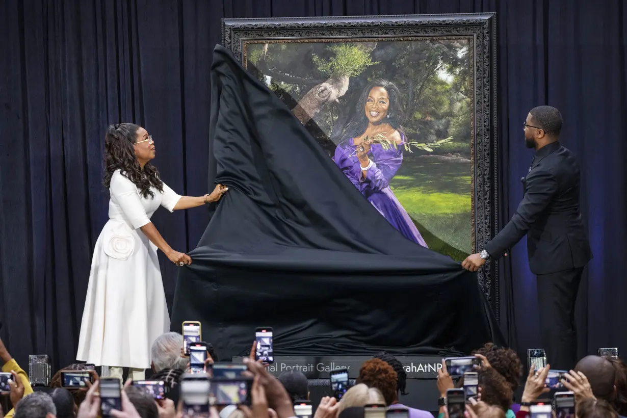 LA Post: Oprah Winfrey portrait — featuring the color purple — unveiled ...