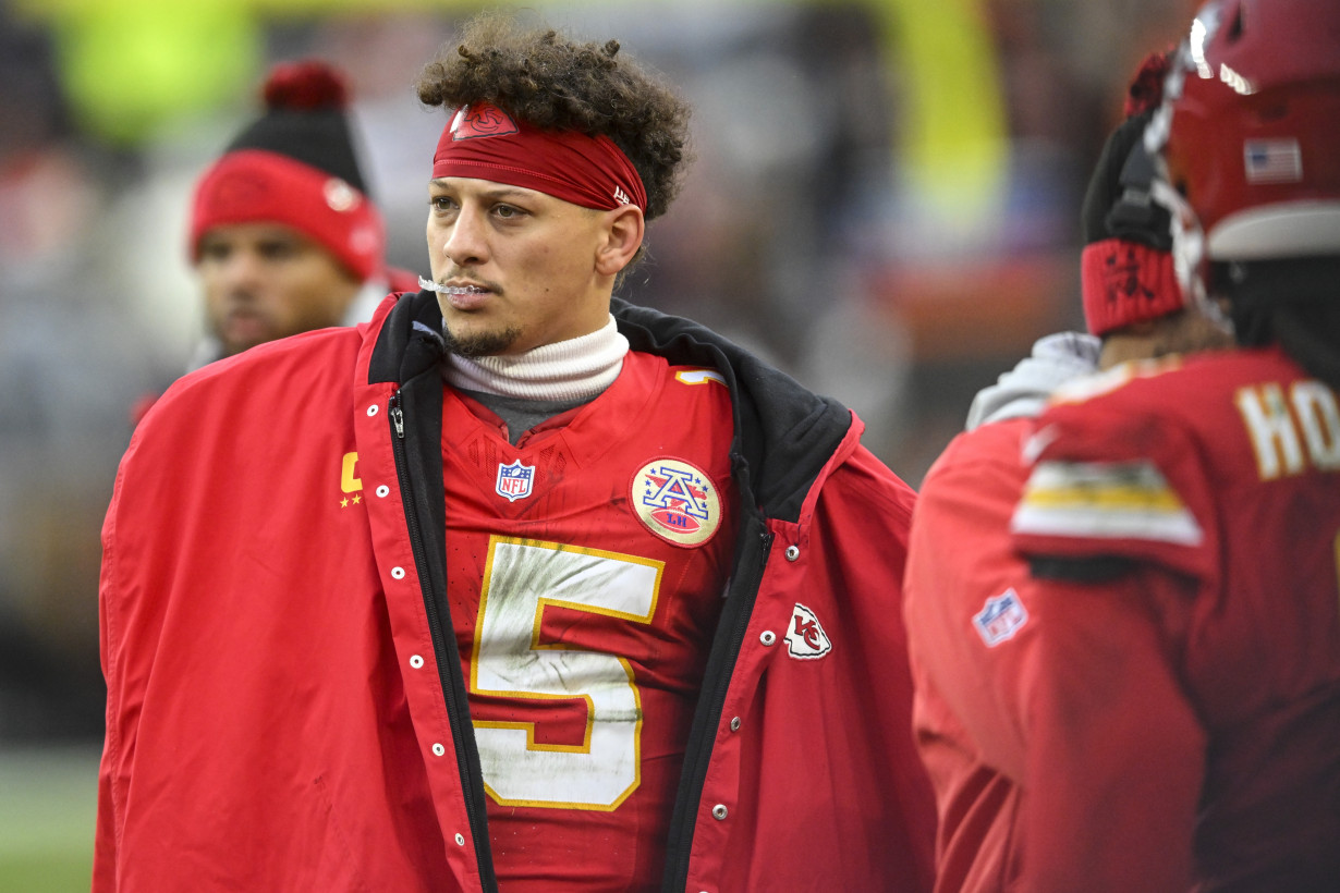 LA Post: Chiefs QB Patrick Mahomes plans to play against Texans on Saturday despite his high ...